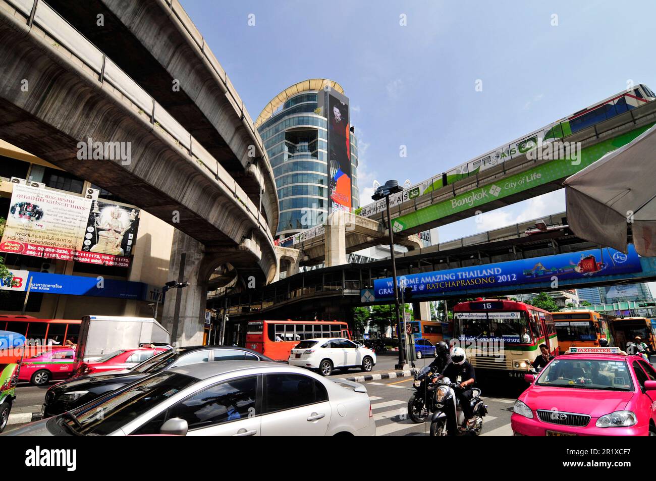 Heavy traffic at the junction of Phloen Chit Rd. and Ratchadamri Rd. in ...