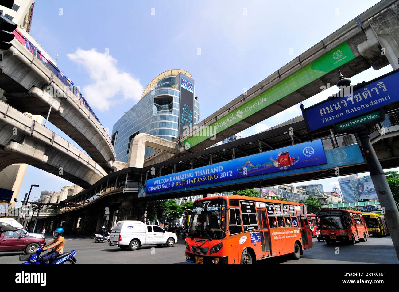 Heavy traffic at the junction of Phloen Chit Rd. and Ratchadamri Rd. in ...