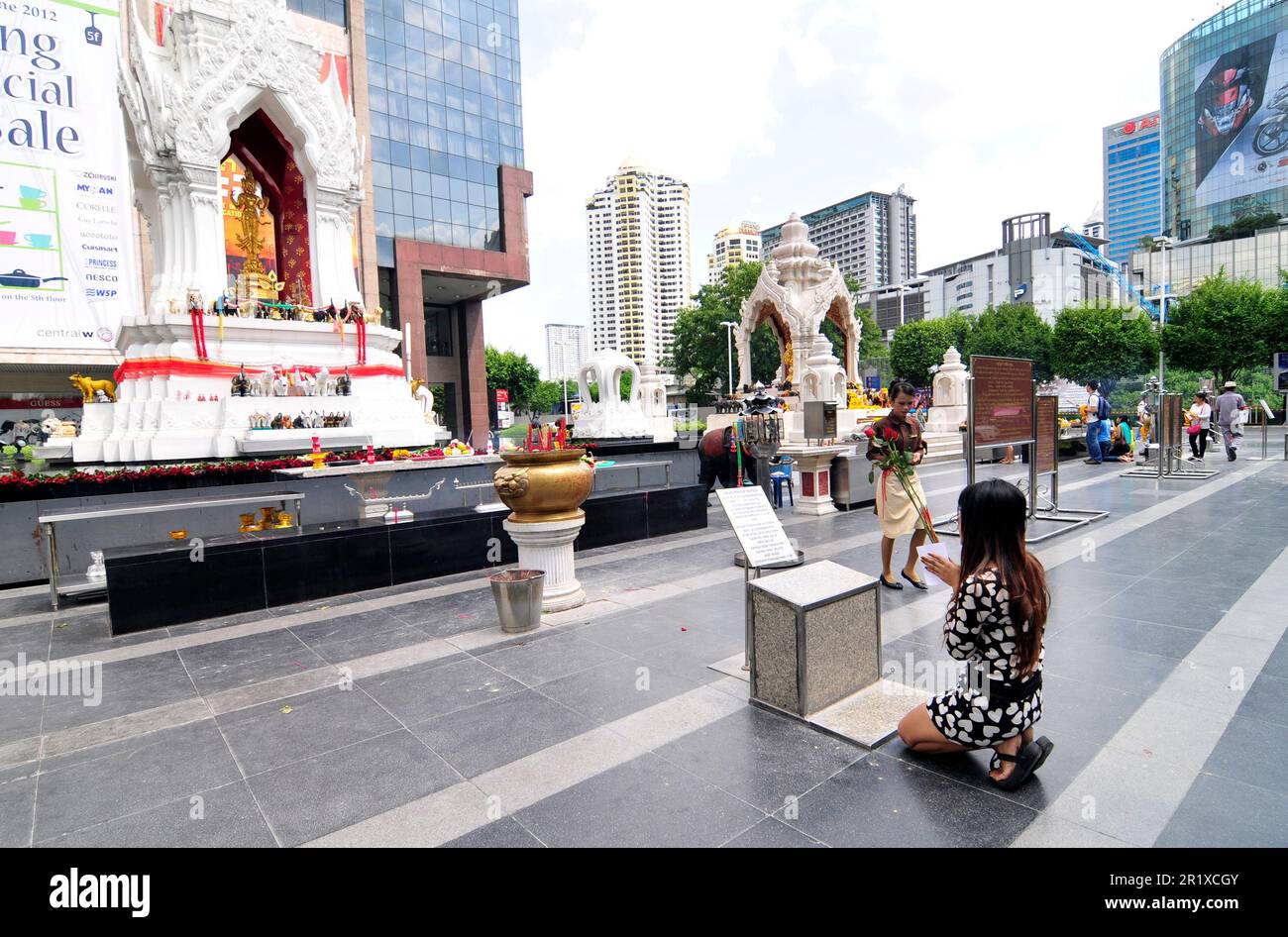 Thai women praying at the Ganesha Shrine by the Central World shopping ...