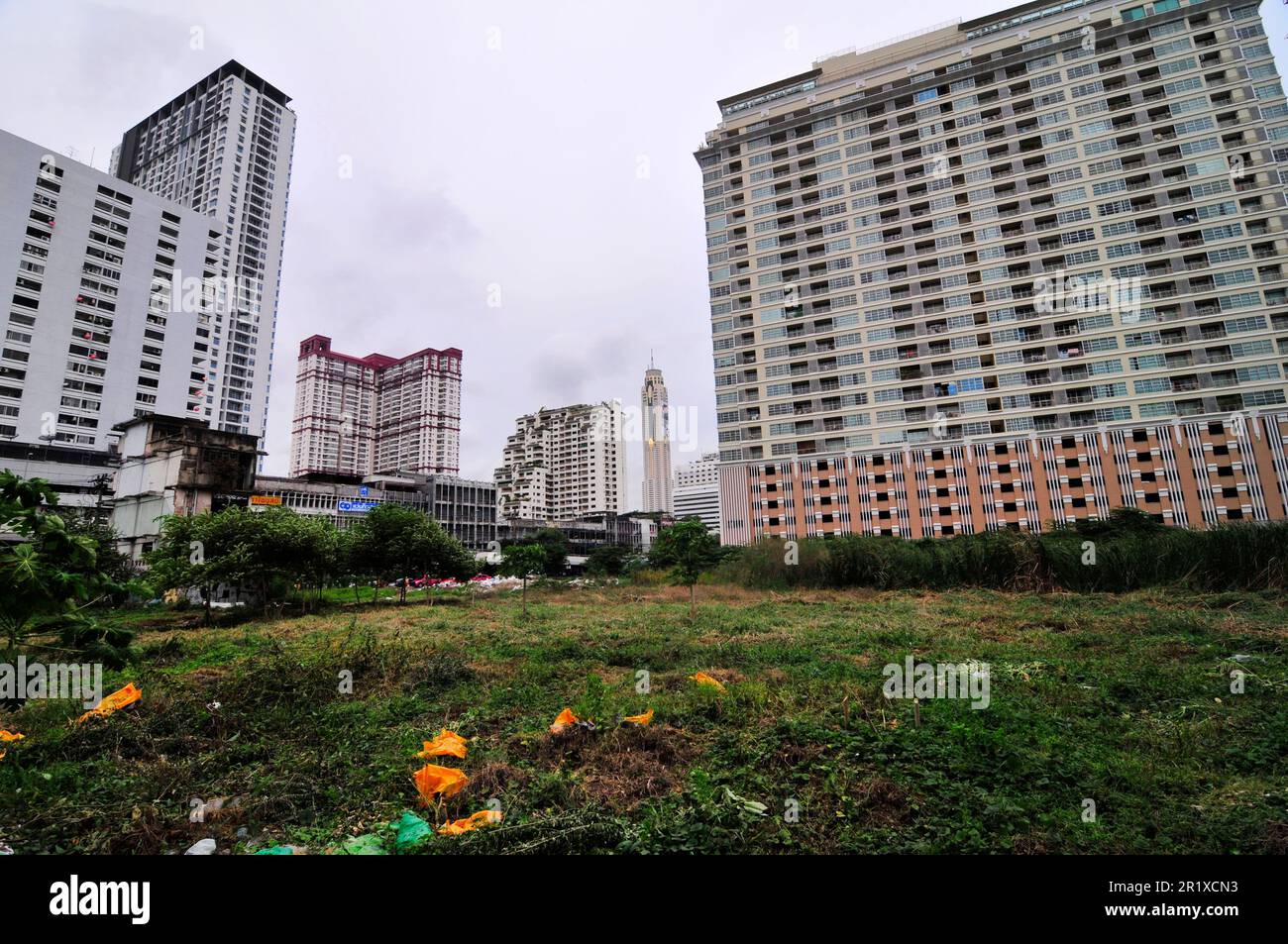 Empty large plot of land on the corner of Phetchaburi Road and Phaya ...
