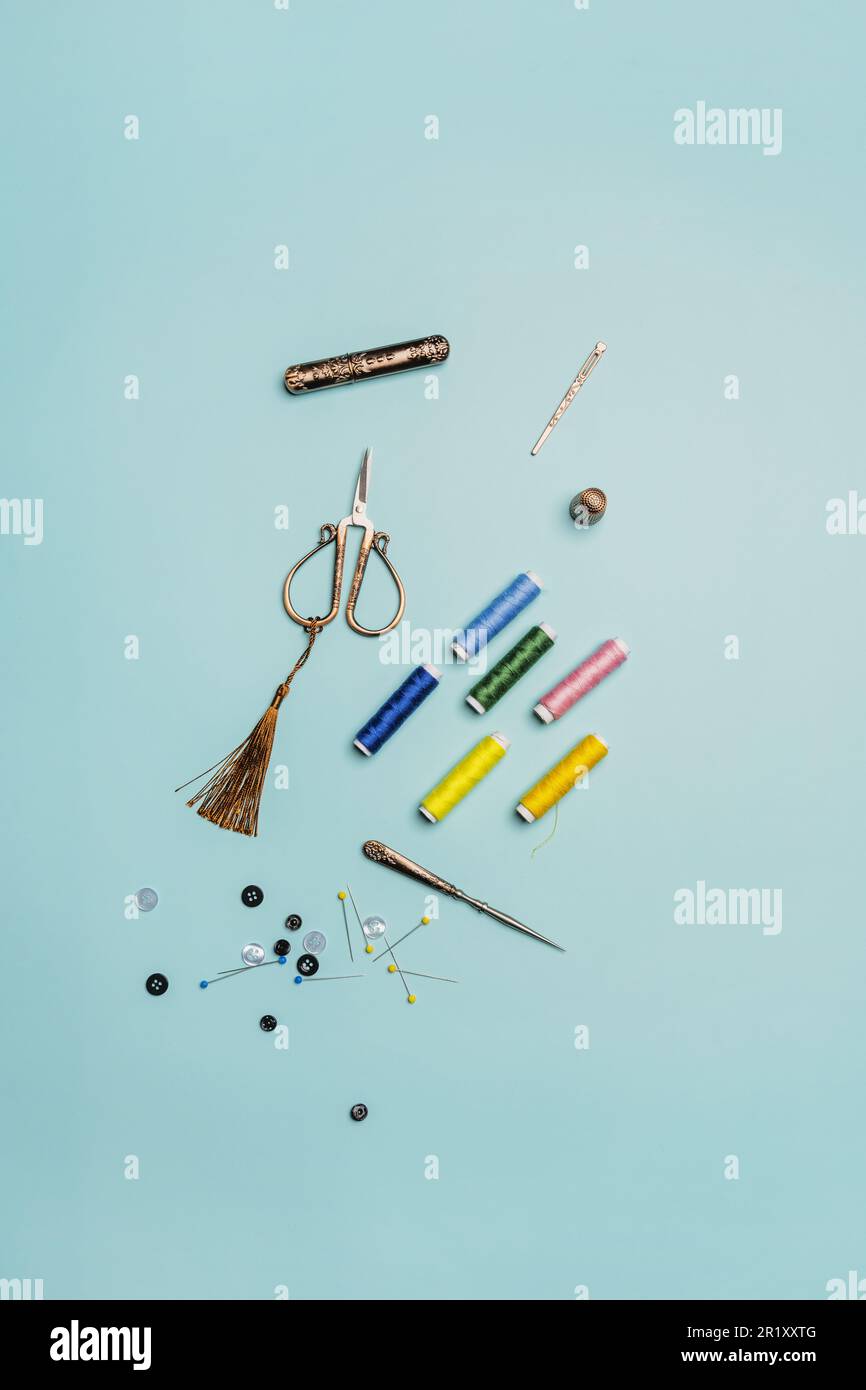 Set of tools to make sewing arrangements with spools of thread, needles ...