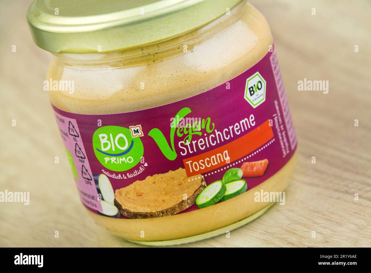 Bio Veganer Streichcreme Toscana Brotaufstrich im Glas Hintergrund Holz ...