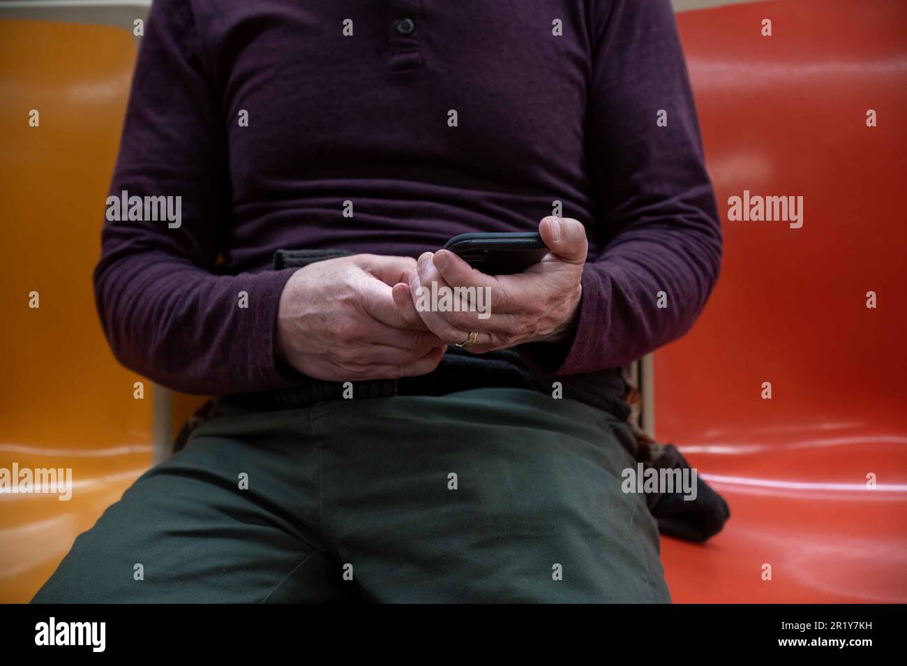Hands looking at phone hi-res stock photography and images - Alamy