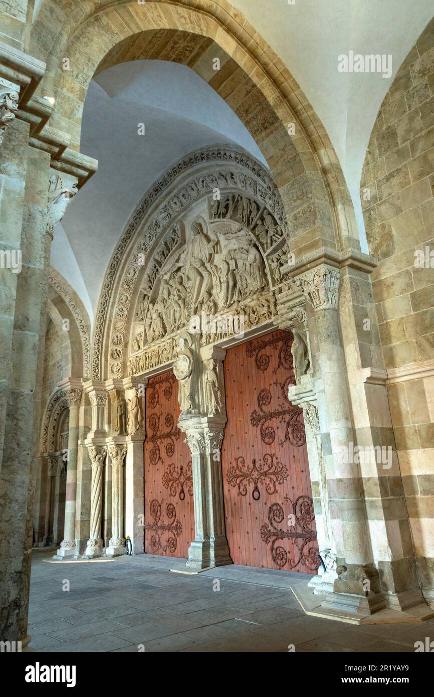 Vezelay. In the Narthex the great tympanum , masterpiece of Romanesque ...