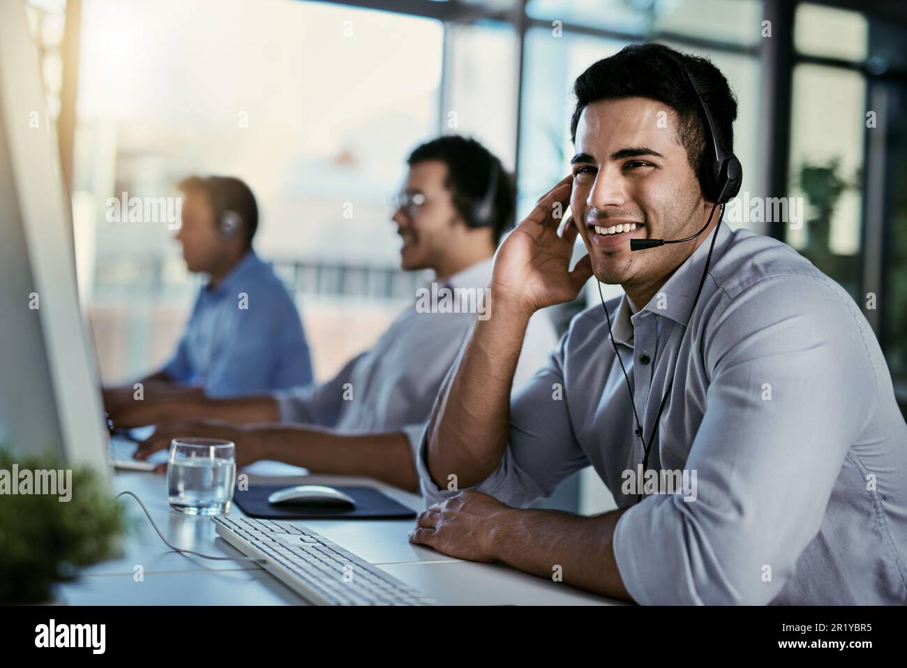 Callcenter agent smile man hi-res stock photography and images - Alamy