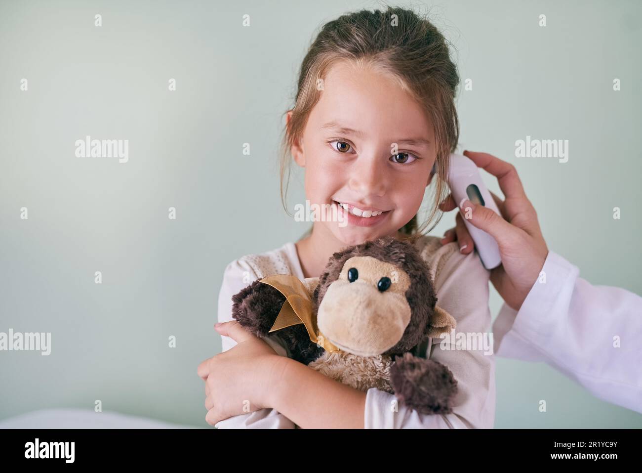 Doctor thermometer child ear hi-res stock photography and images - Alamy