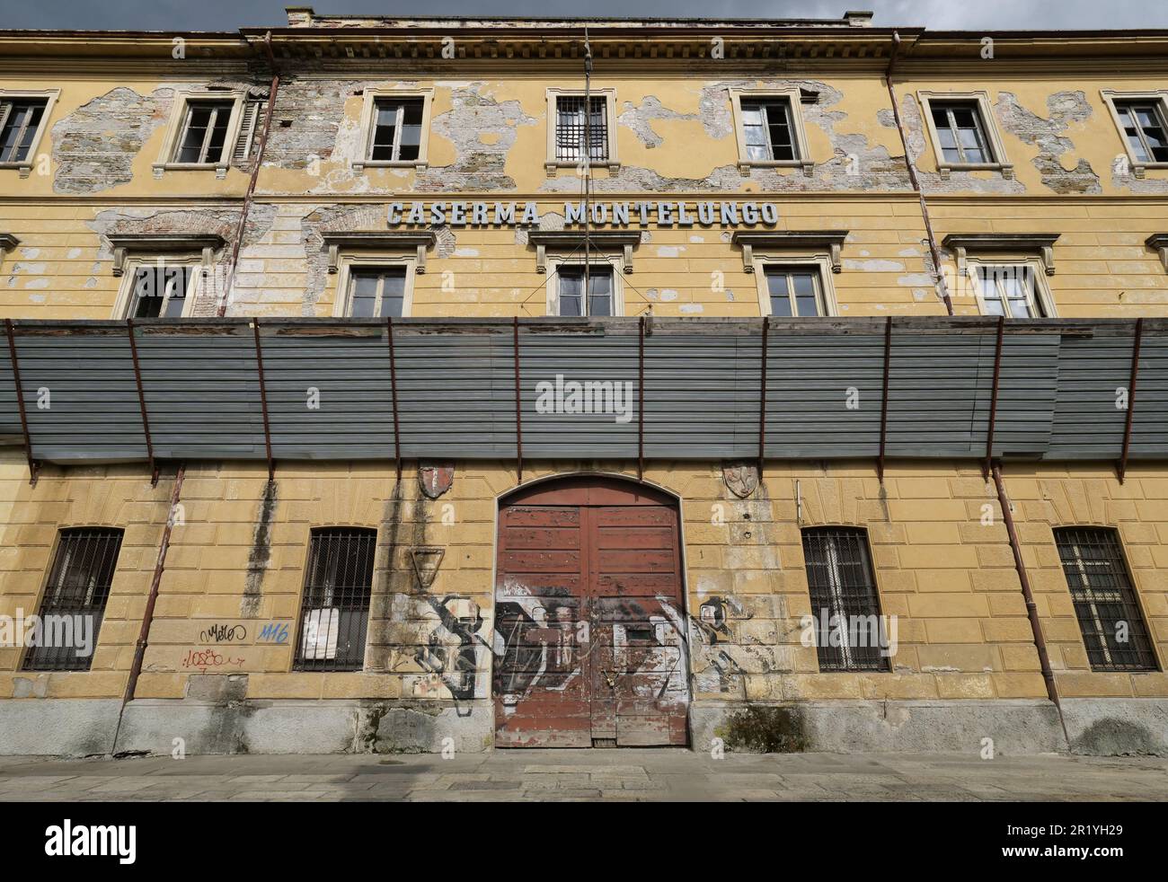 Historic palaces of Caserma Montelungo in the Bergamo city, old ...