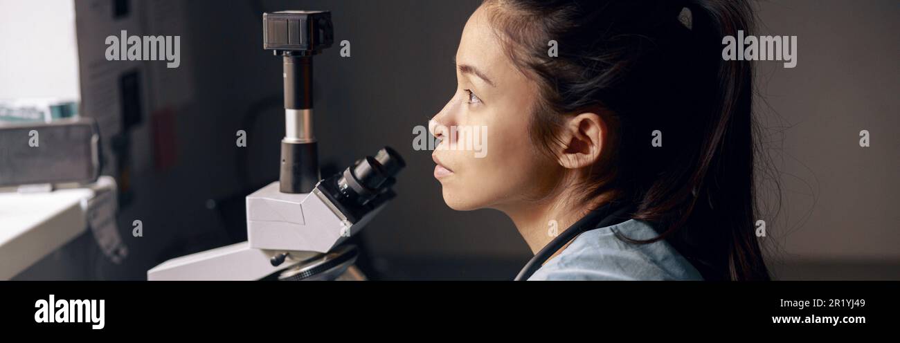 Microscope sits hi-res stock photography and images - Alamy
