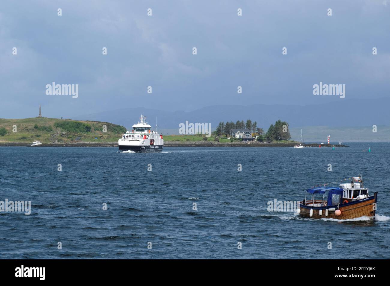 Oban, Scotland, UK. 16th May 2023. A hive of activity at the Ferry ...
