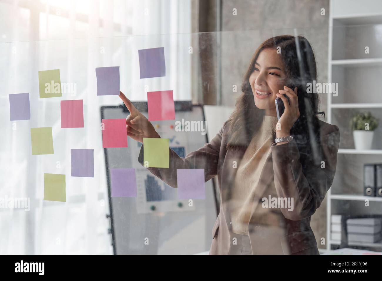 Business Asian woman Sticky note paper reminder schedule board ...