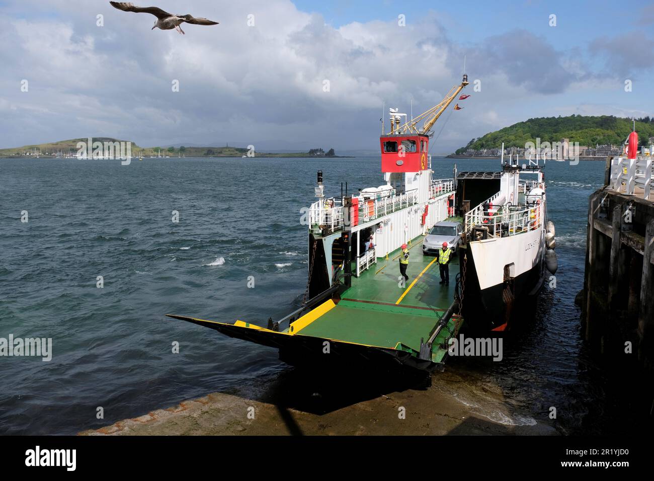 Oban, Scotland, UK. 16th May 2023. A hive of activity at the Ferry ...