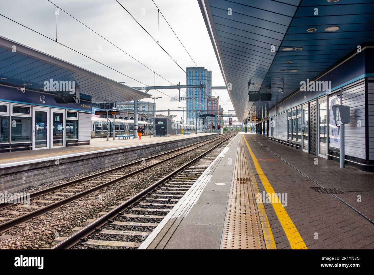 A view along the platform at Reading Railway Station Stock Photo - Alamy