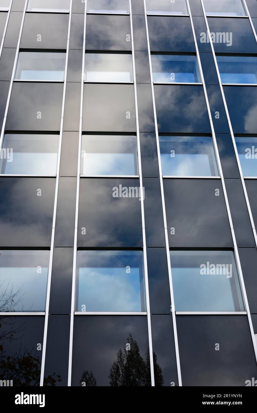 Modern abstract facade office hi-res stock photography and images - Alamy