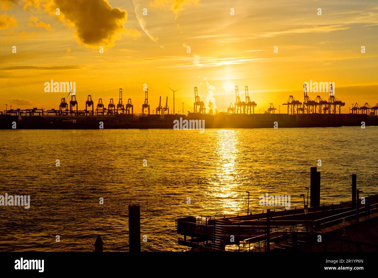 Hamburg harbour germany hi-res stock photography and images - Alamy