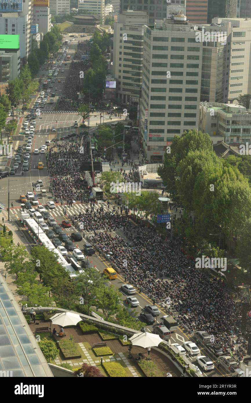 South korea construction workers hi-res stock photography and images ...