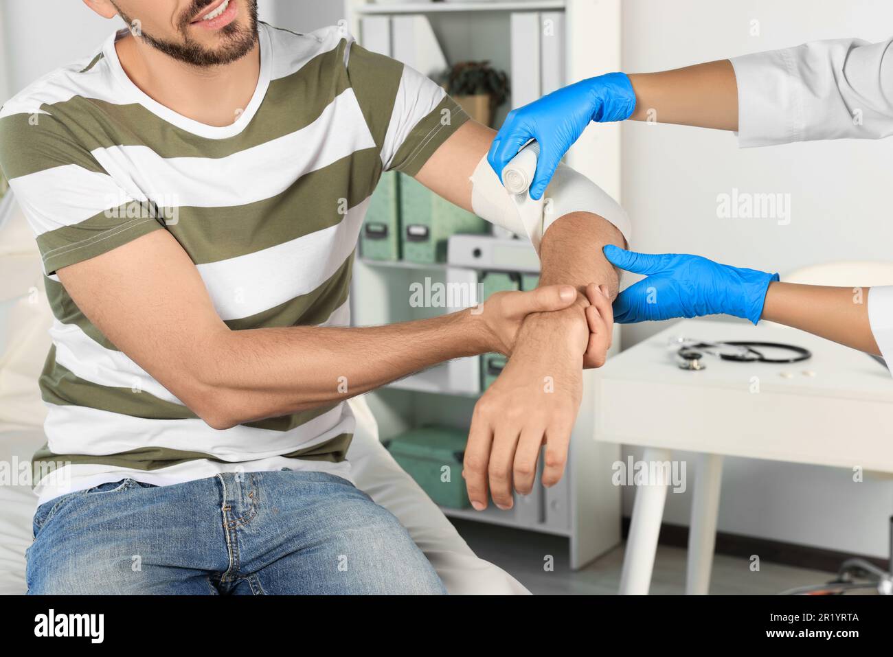 Doctor with bandage hi-res stock photography and images - Alamy