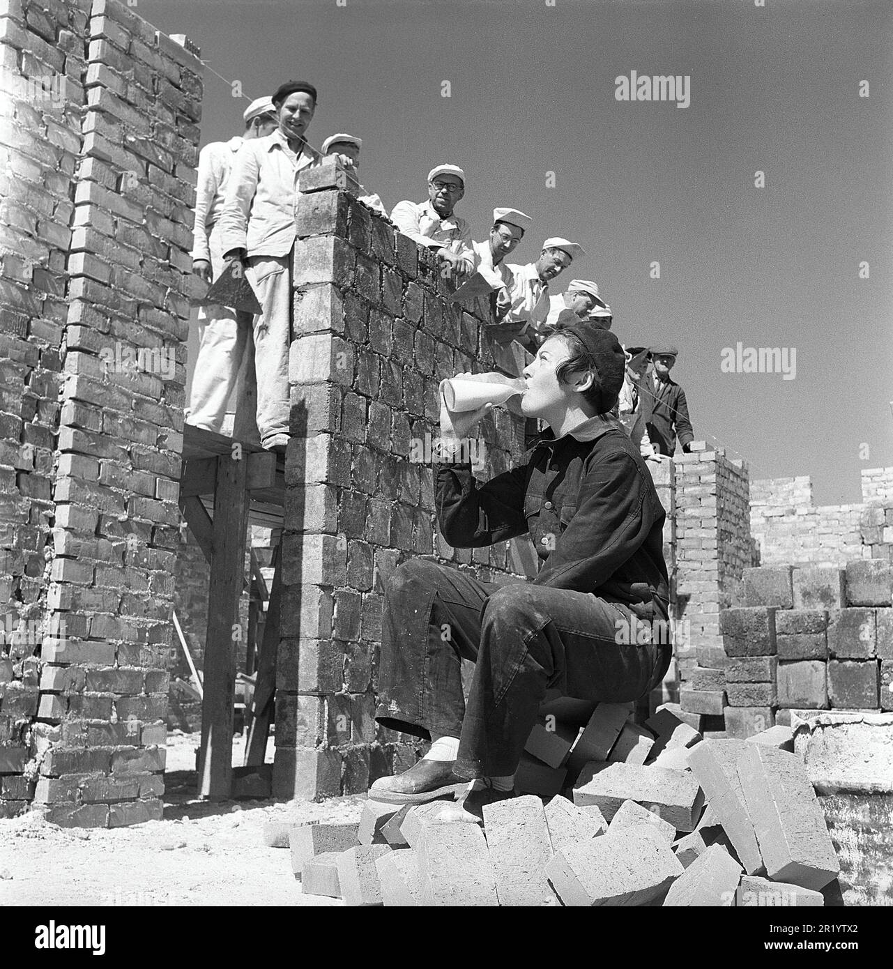 1950s construction workers hi-res stock photography and images - Alamy