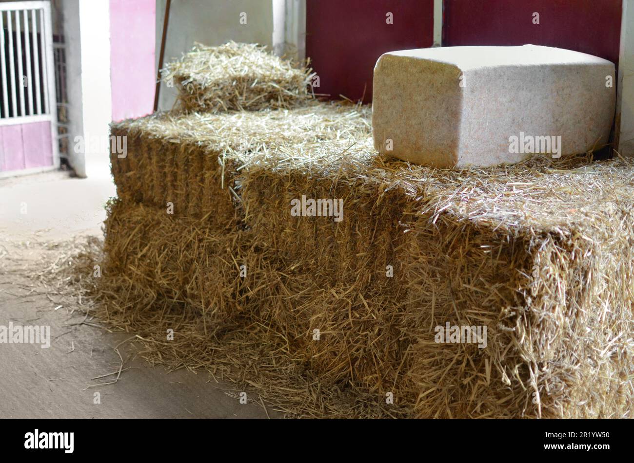 Many stacked straw bales hi-res stock photography and images - Alamy