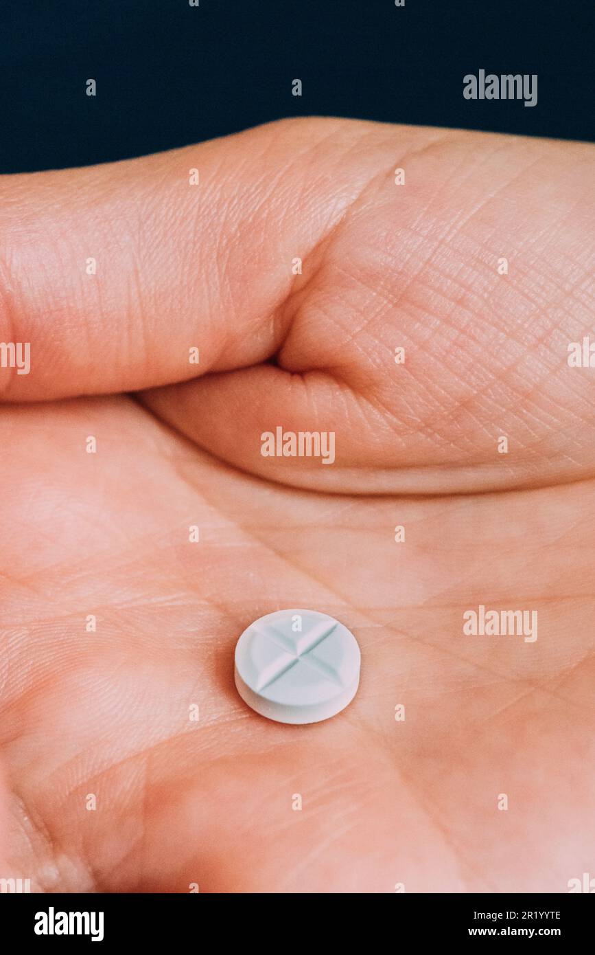 Person holding pill hi-res stock photography and images - Alamy