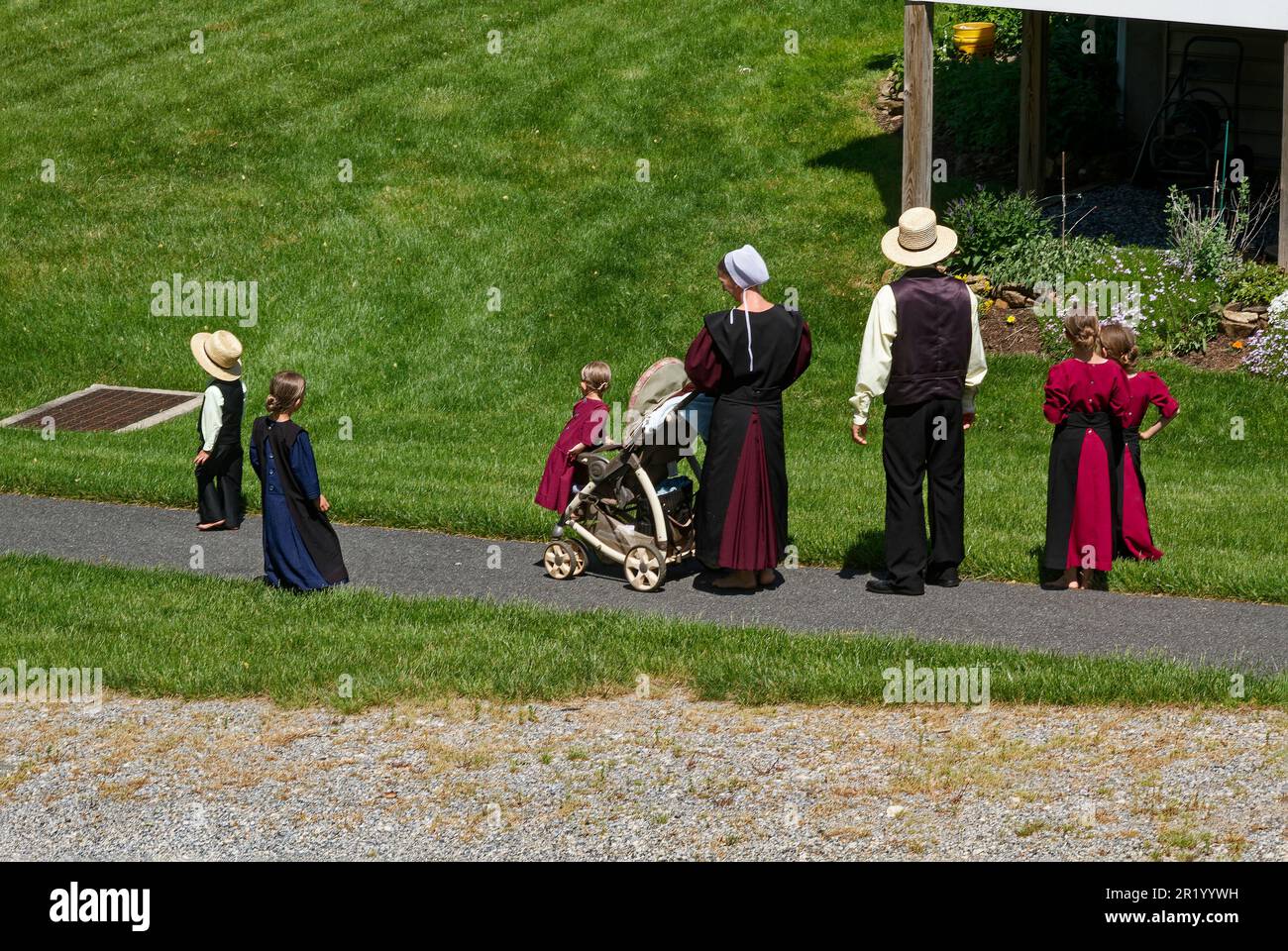 Amish family hi-res stock photography and images - Alamy