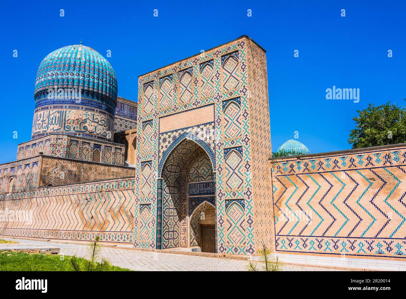 Bibi-Khanym Mosque in Samarkand, Uzbekistan Stock Photo - Alamy