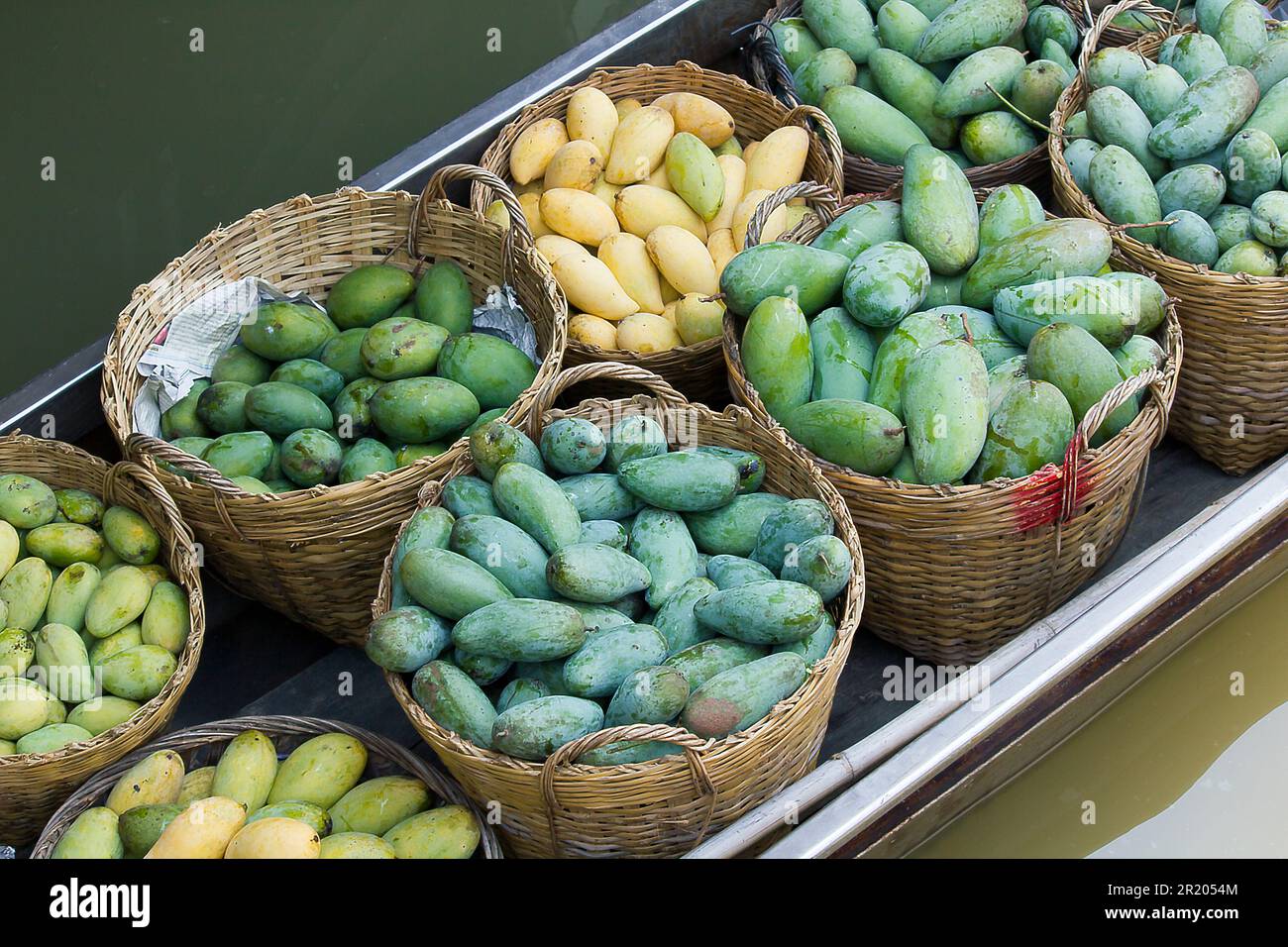 Basket of mangoes hi-res stock photography and images - Alamy