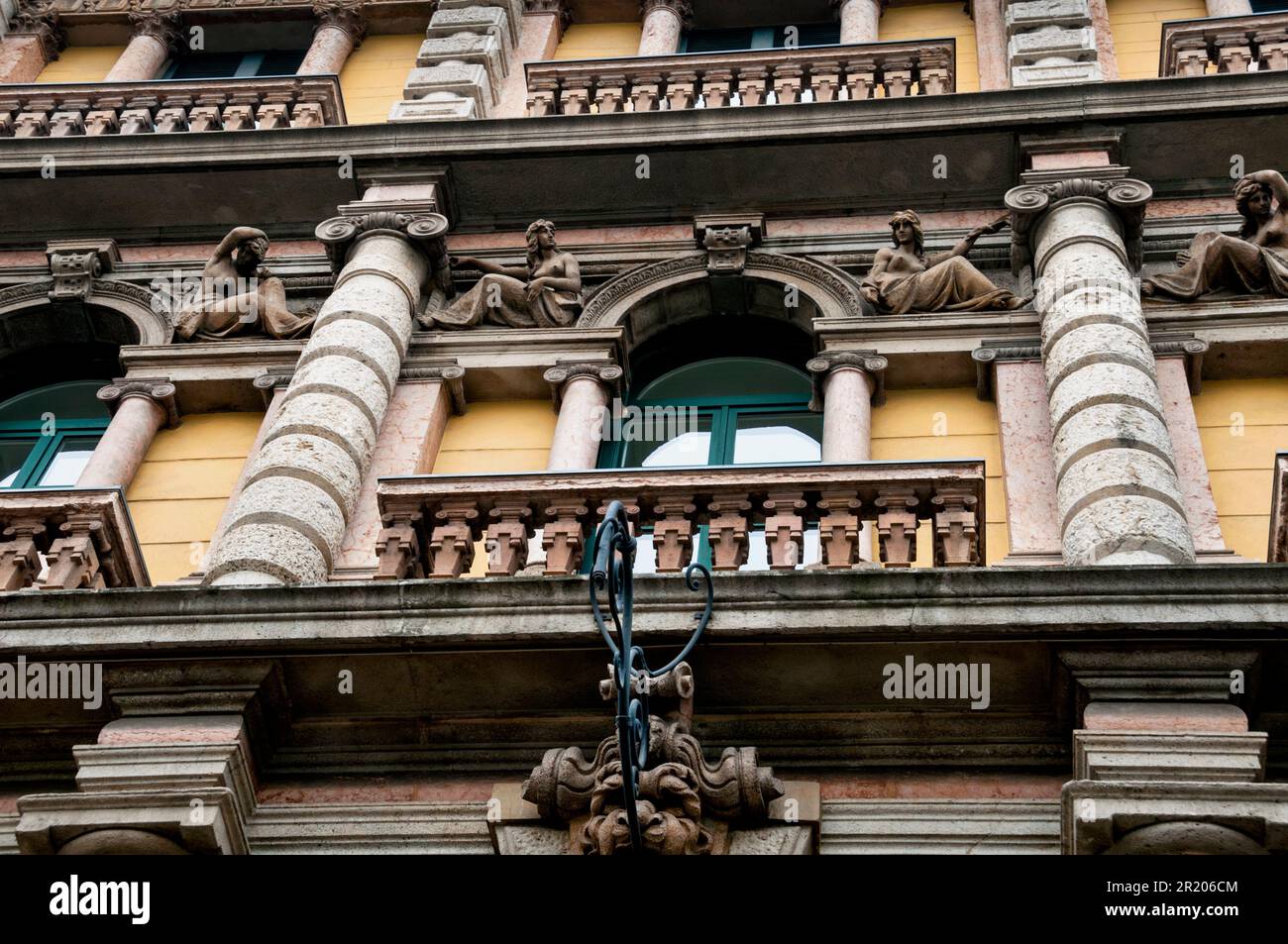 Sculpted architectural column hi-res stock photography and images - Alamy