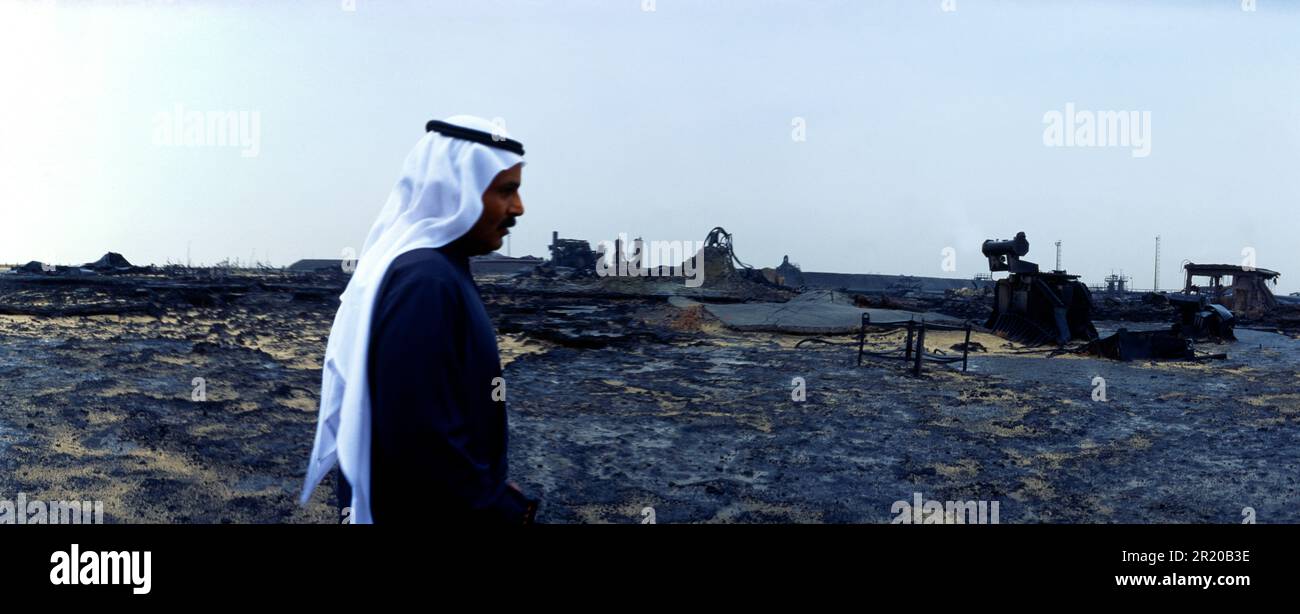 Kuwait Destroyed Burgan Oil Field - Retreating Iraqi Military set Fire ...
