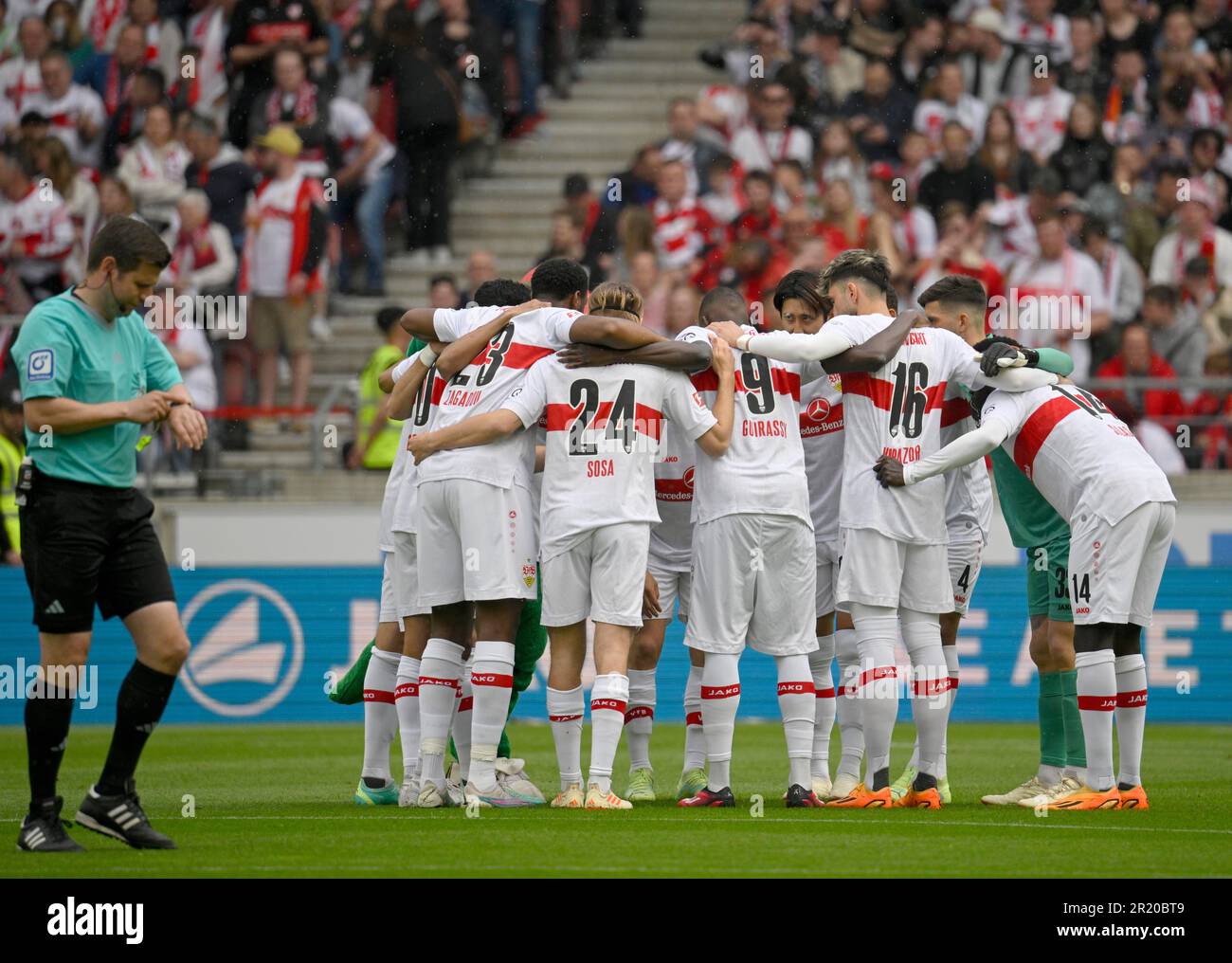 Teambuilding, circle of the team in front of the start of the match ...
