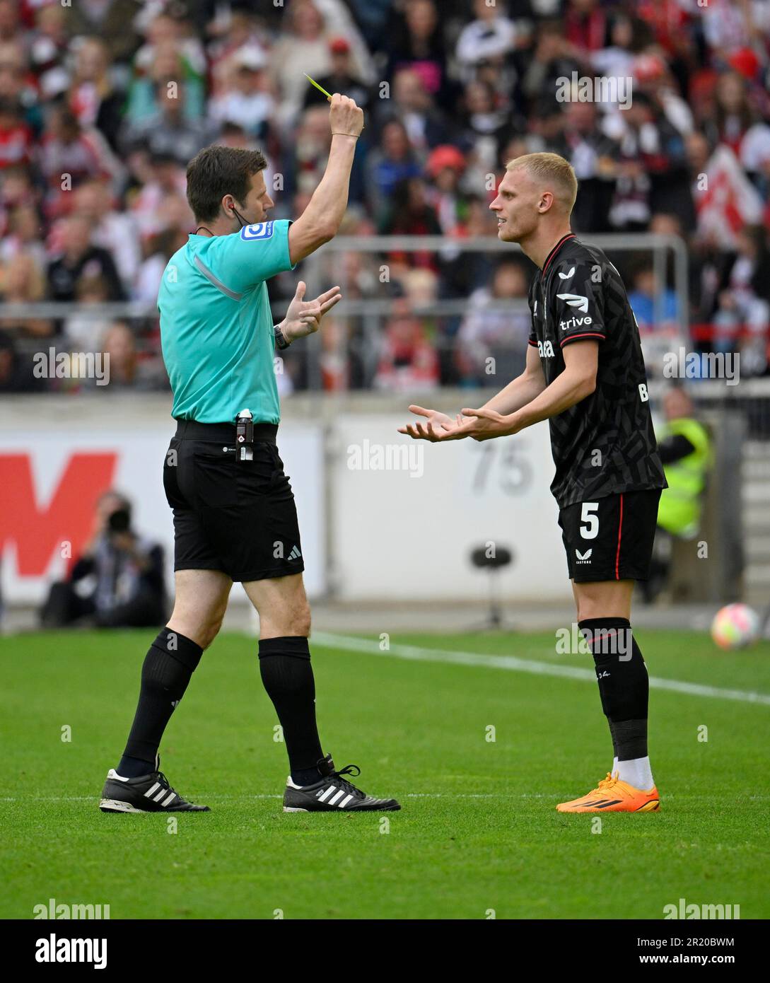 Referee Frank Willenborg shows Mitchel Bakker Bayer 04 Leverkusen (05 ...
