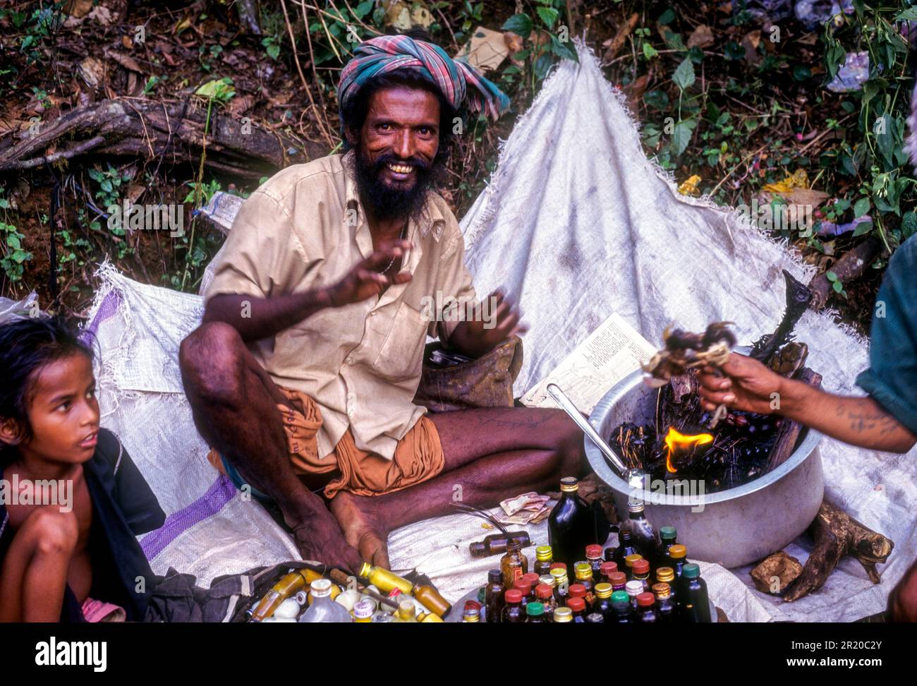 Narikurava Narikuravar indigenous tribal group selling medicine, Tamil ...