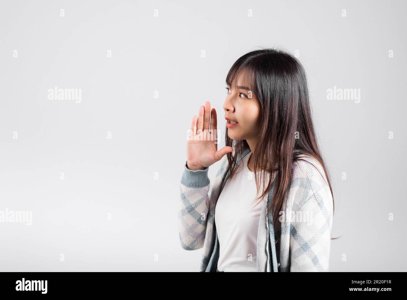 Happy woman hand on mouth talking whisper secret rumor Stock Photo - Alamy