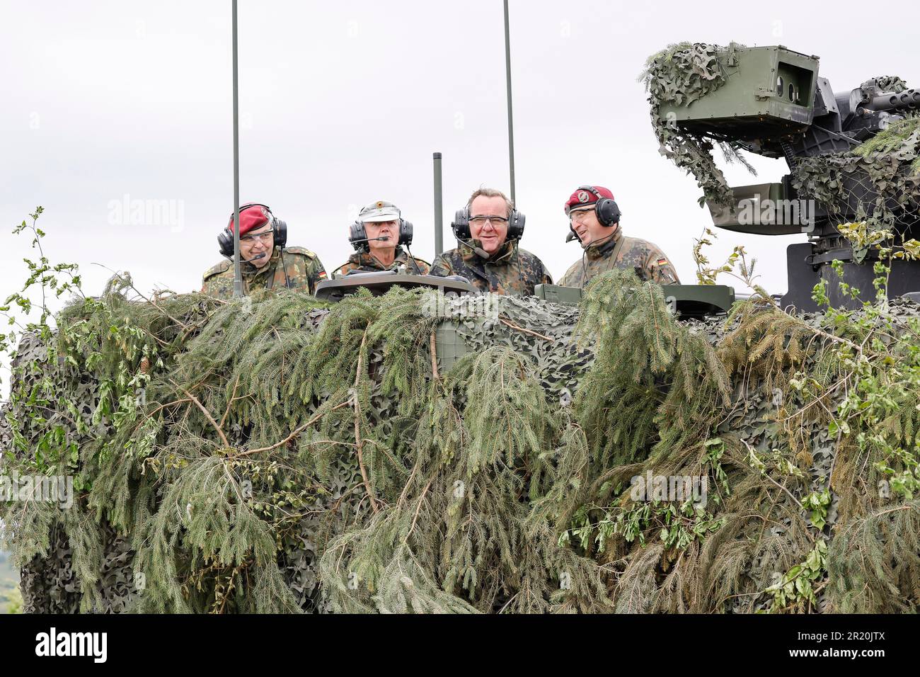 Colonel lieutenant in the armed forces hi-res stock photography and images - Alamy