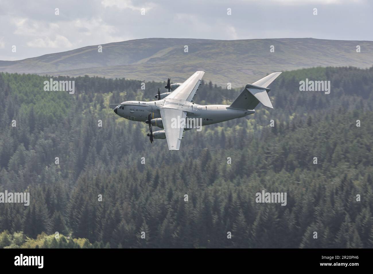 Raf a 400 atlas hi-res stock photography and images - Alamy