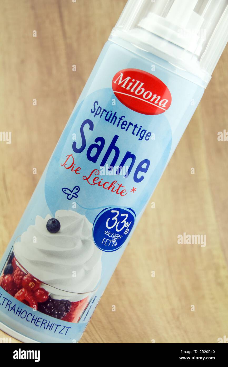Milbona sprühfertige Sahne Die Leichte Stock Photo - Alamy