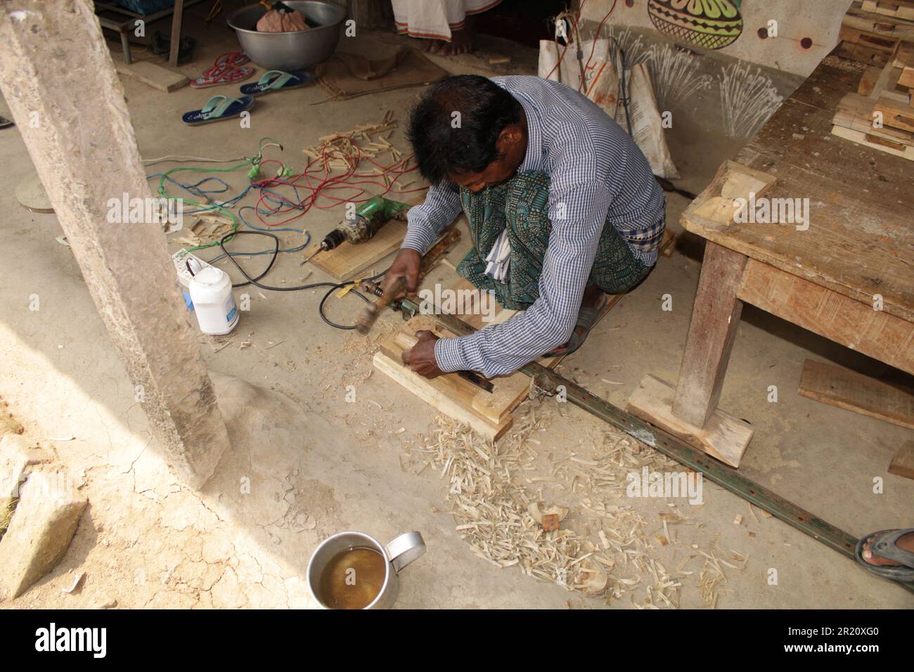 Close up Carpenter busy working - concept of artisans, self employed ...
