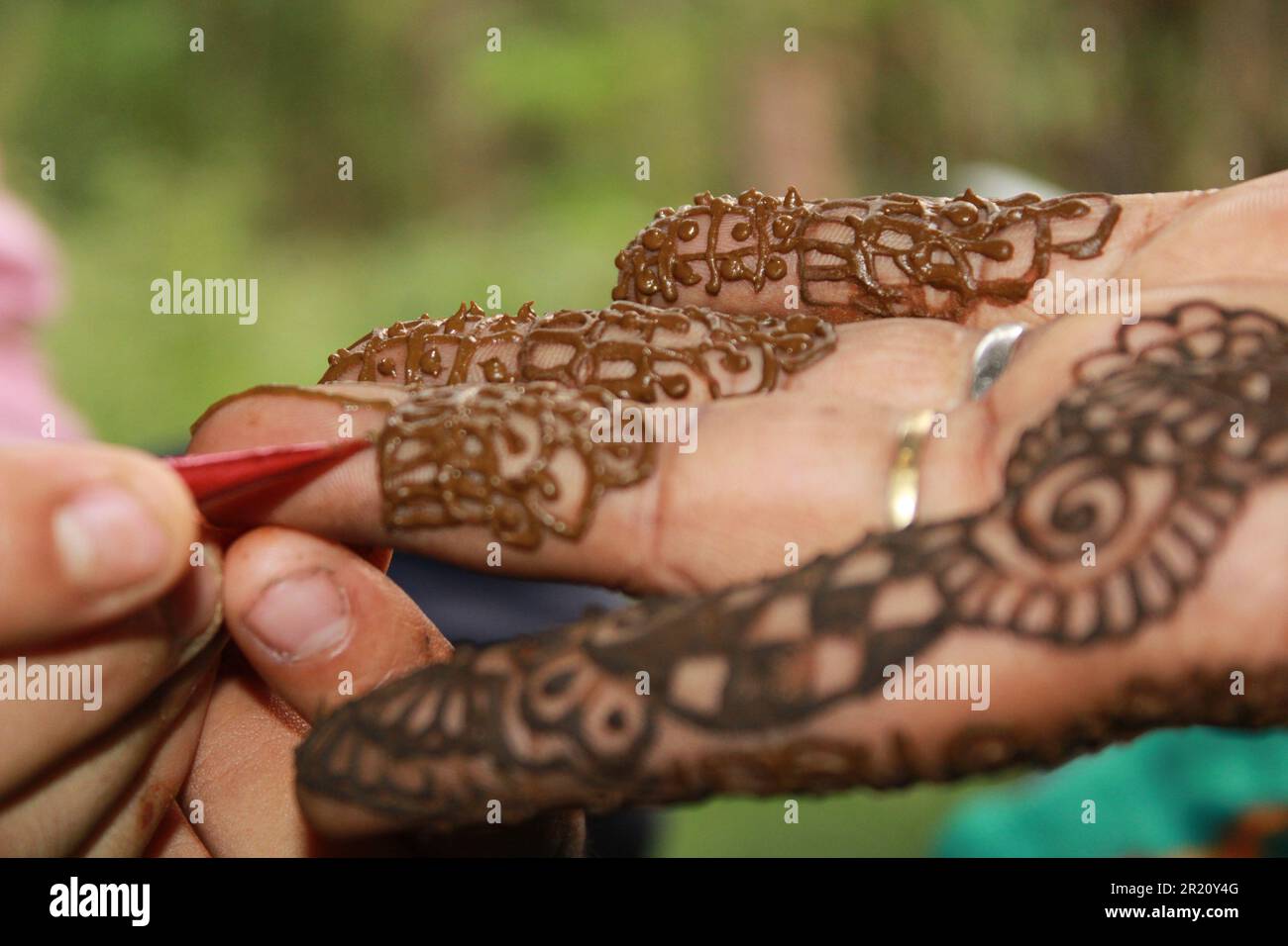 Mehndi on hand bridal mehndi. wedding ritual Background Stock Photo - Alamy