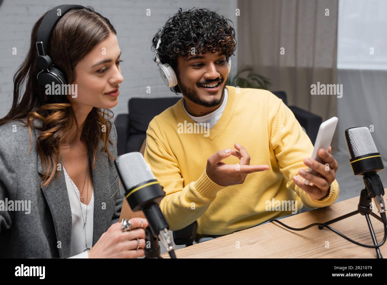 Indian woman showing cellphone hi-res stock photography and images - Alamy
