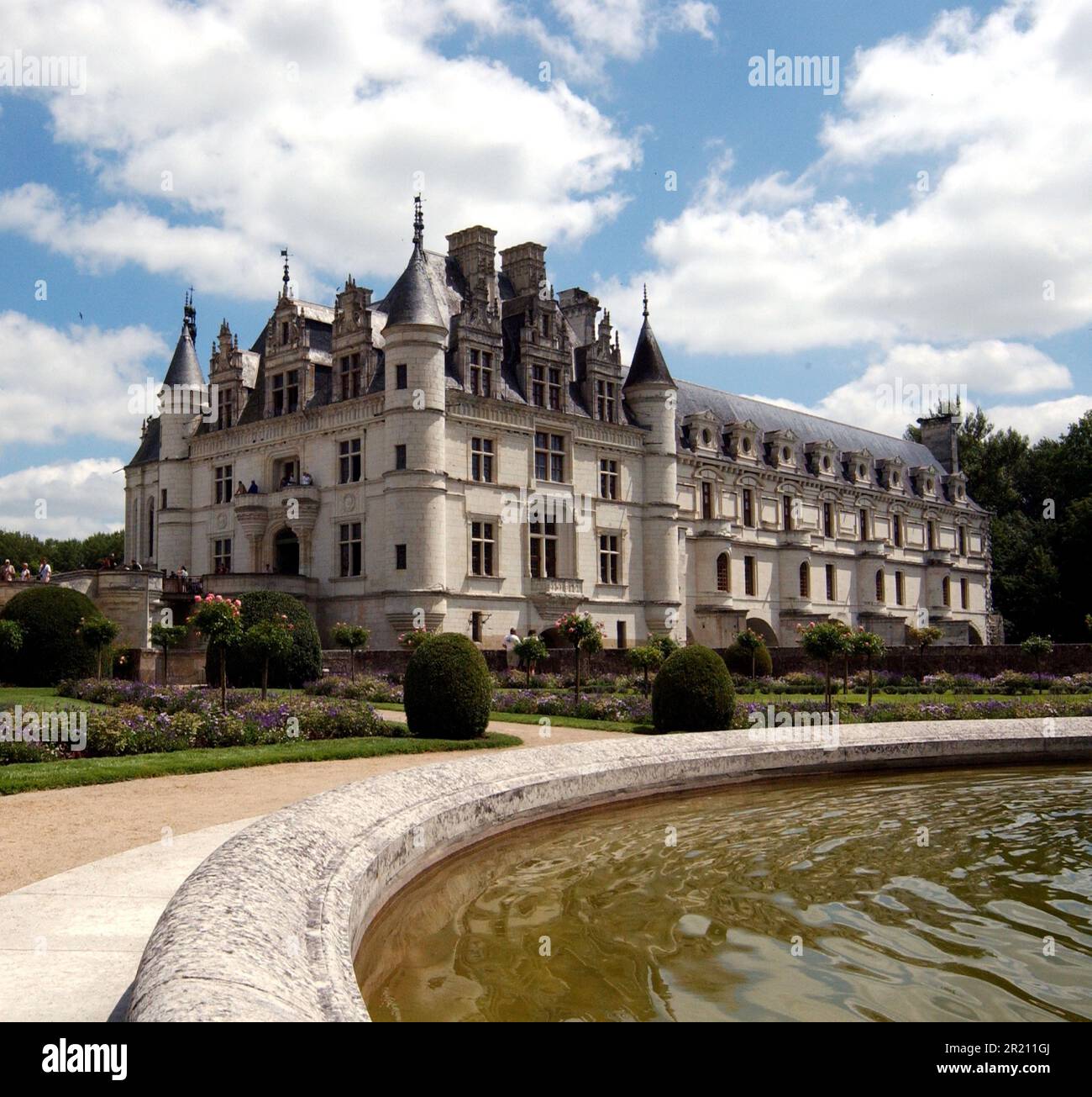 French chateau spanning the river cher hi-res stock photography and ...