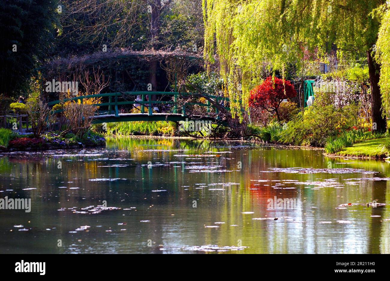 Monet's garden giverny japanese bridge hi-res stock photography and ...