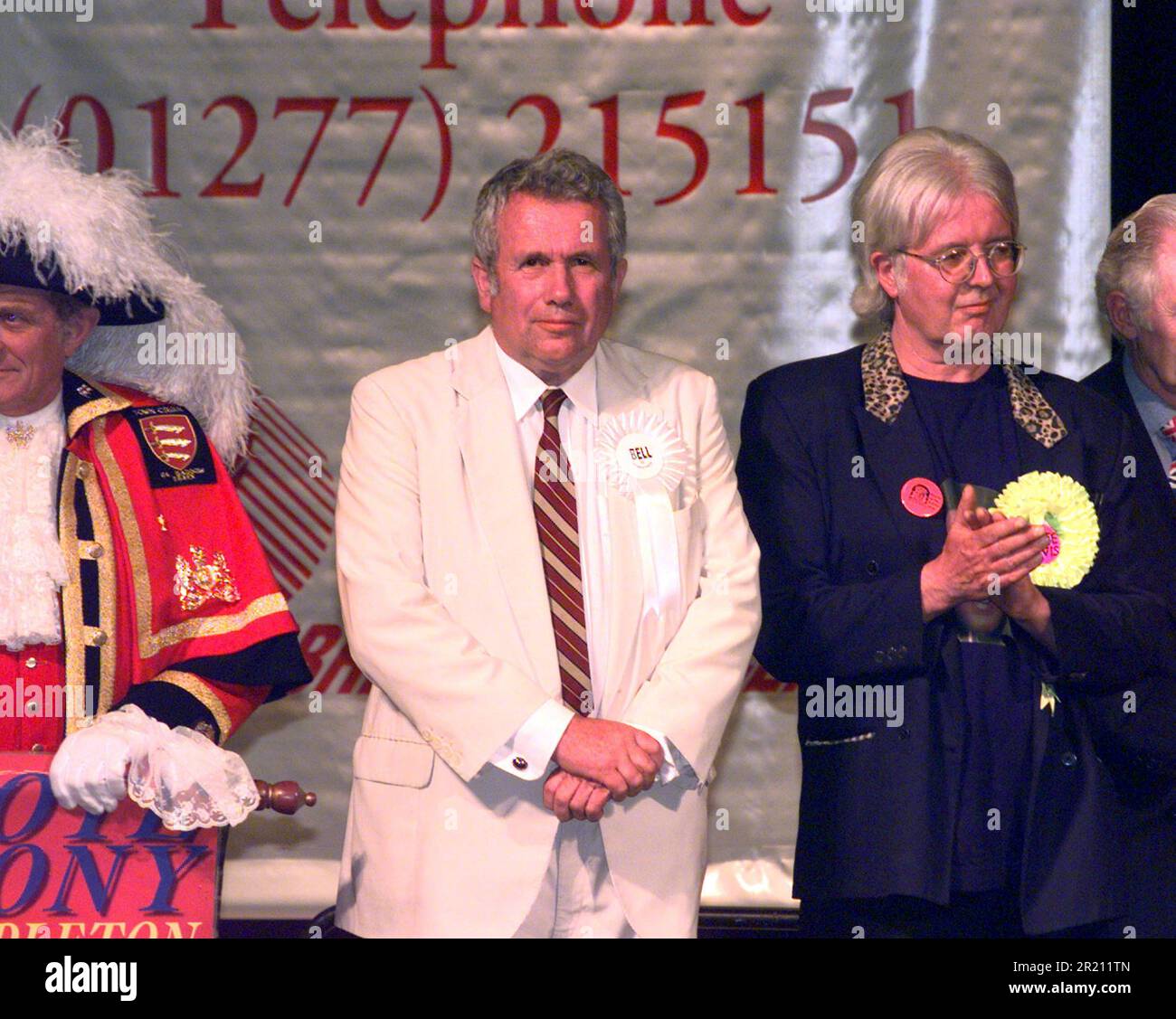 Photograph of Martin Bell as results of the 2001 General Election are ...