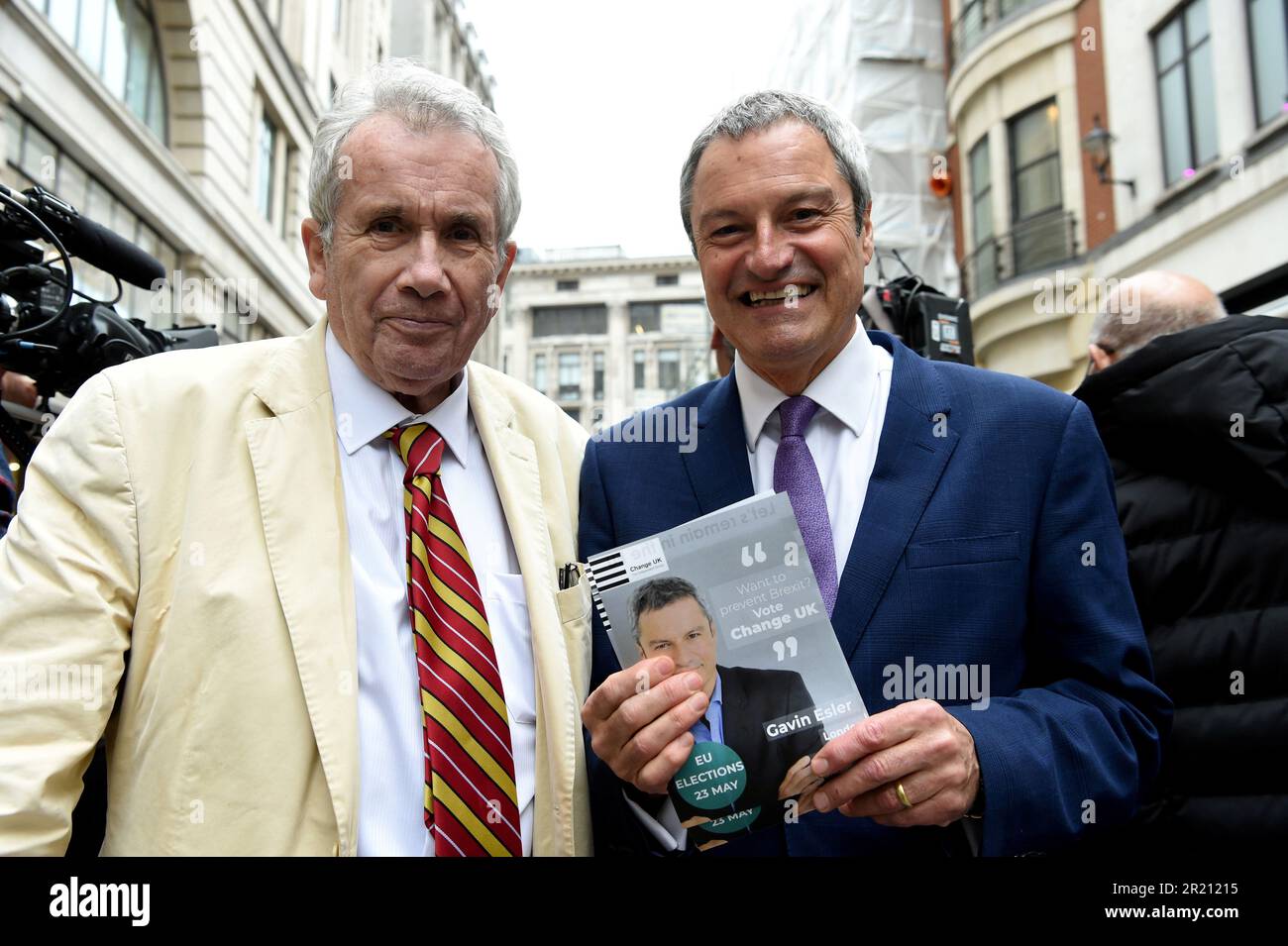 Photograph of Martin Bell with Gavin Esler, a former BBC news ...