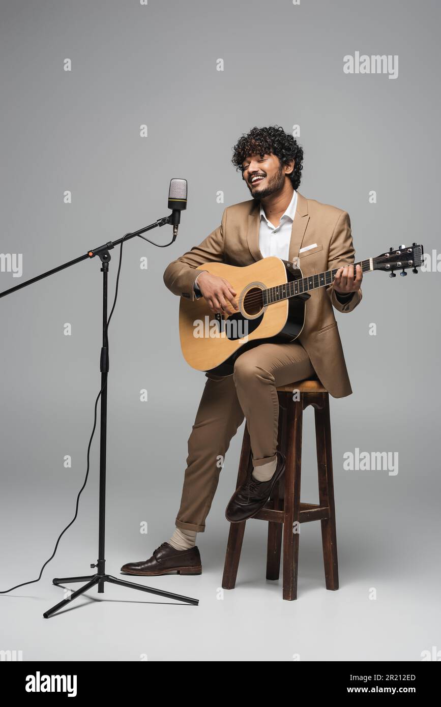 Singer guitar sitting on chair hi-res stock photography and images - Alamy