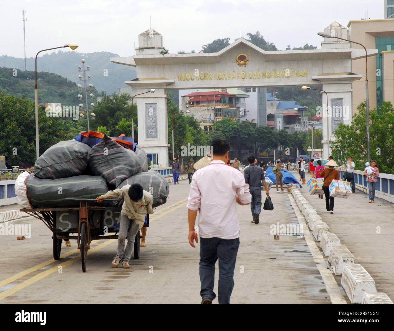 The border crossing between Hekou, Yunnan, China and Lao Cai, Vietnam ...