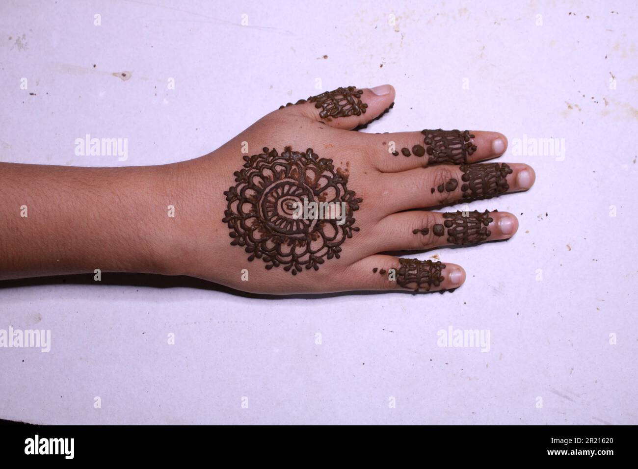Henna tattoo on the hands Stock Photo - Alamy