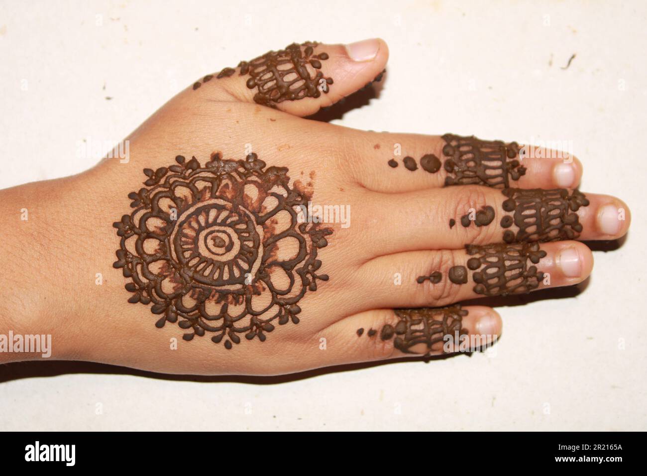 Round Henna Tattoos 20+ Easy Henna Designs For Beginners For Hands And