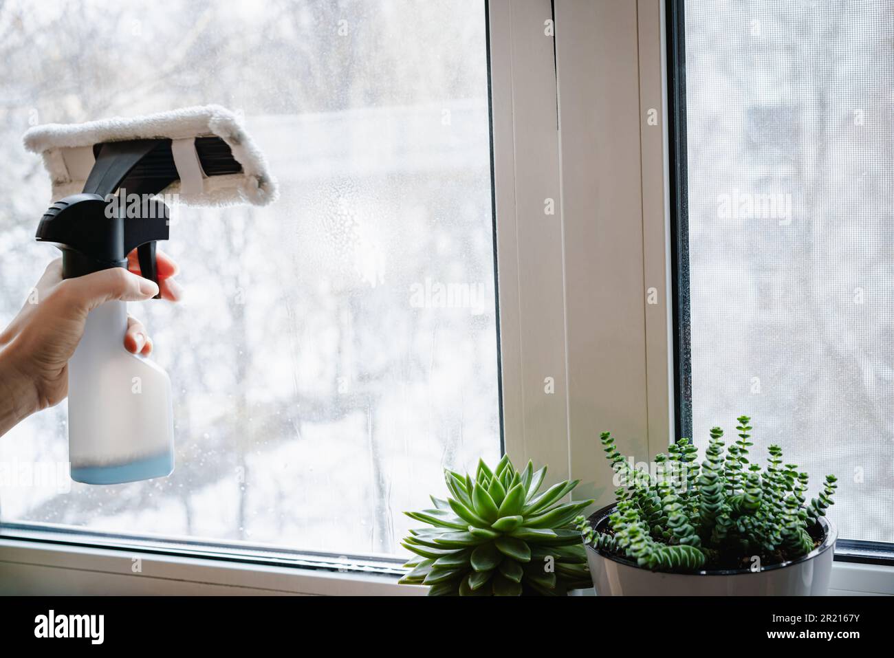 Hand washing and cleaning window Stock Photo - Alamy