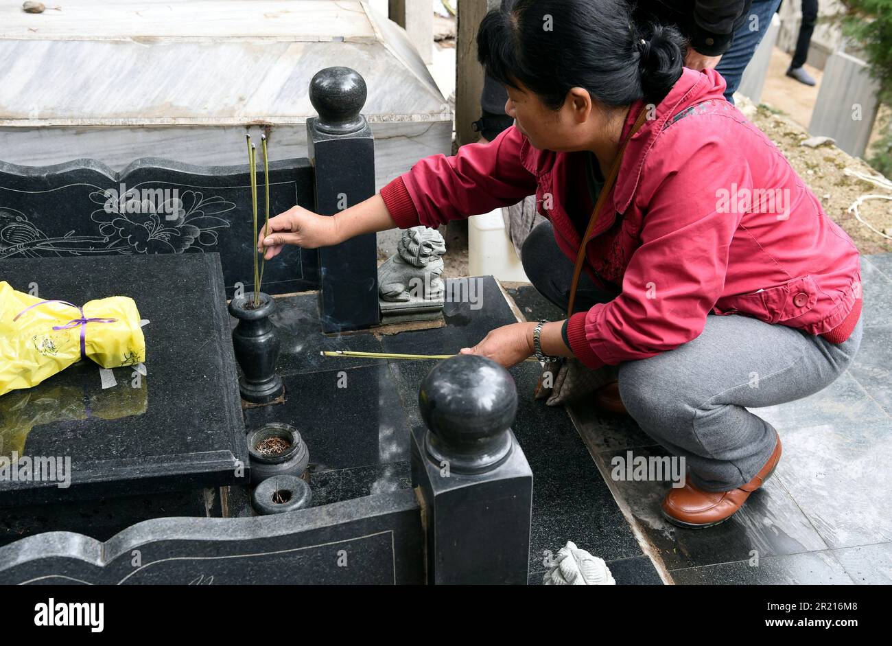 Chinese people partake in the Qingming, or Tomb-Sweeping festival, in ...