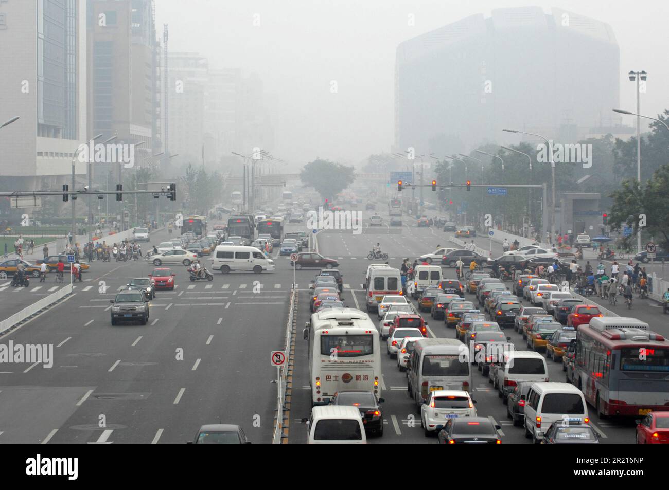 China: Motorists drive in the heavy smog which reduced visibility as ...