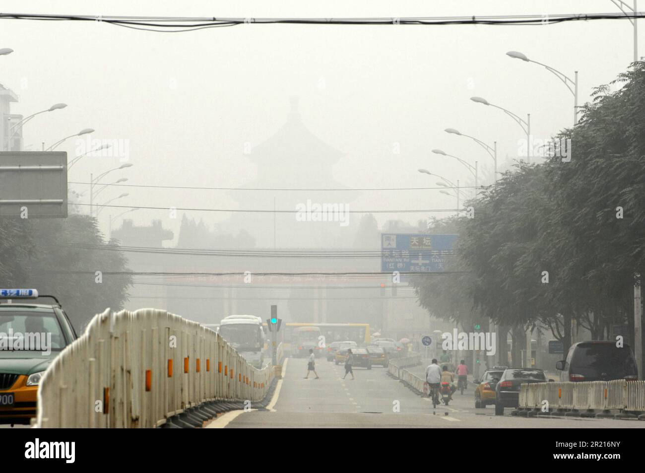 China: Motorists drive in the heavy smog which reduced visibility as ...